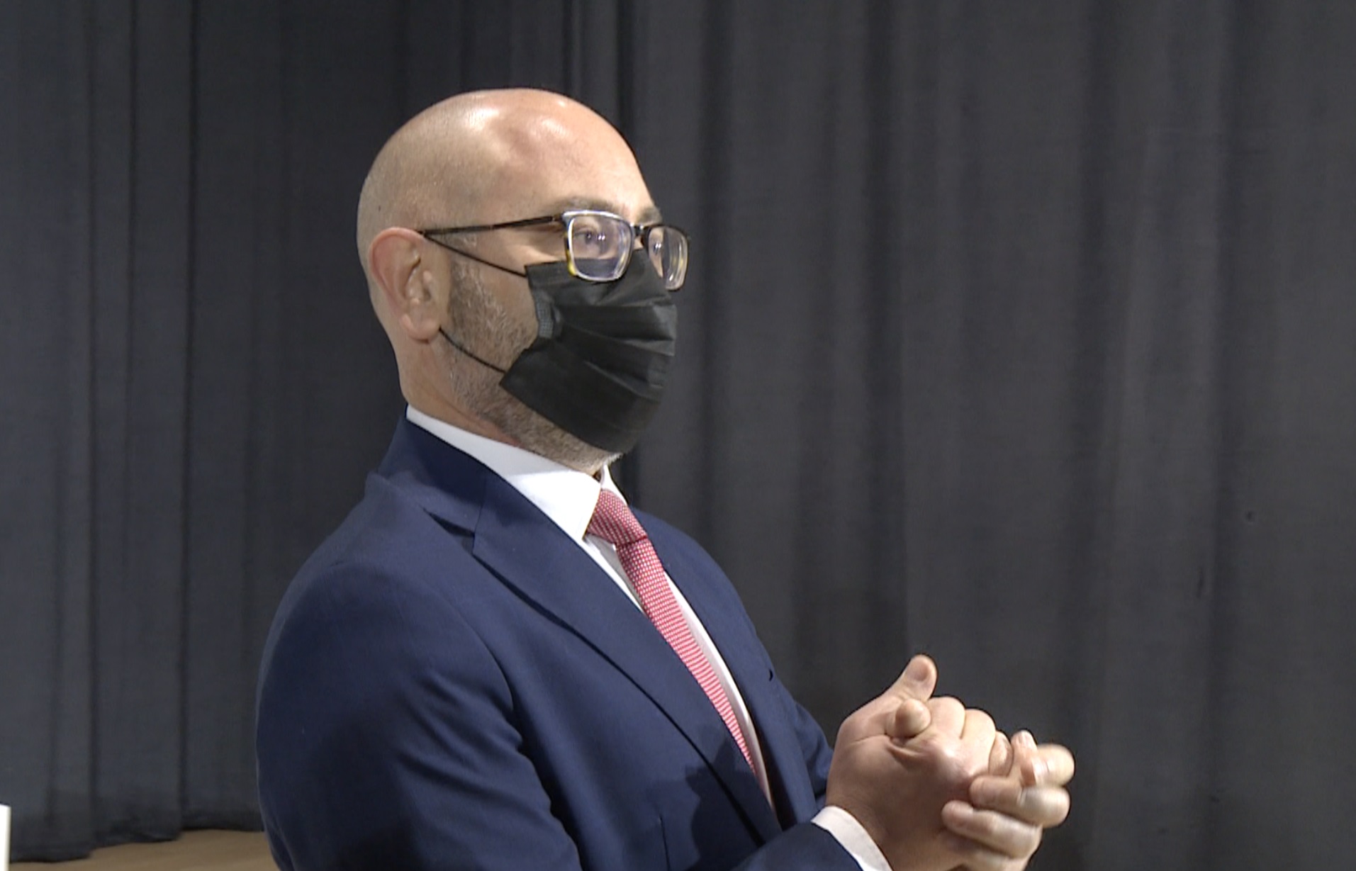 Minflok jindirizza l-għoli tal-ħajja... Roderick Galdes jogħrok idejh ...